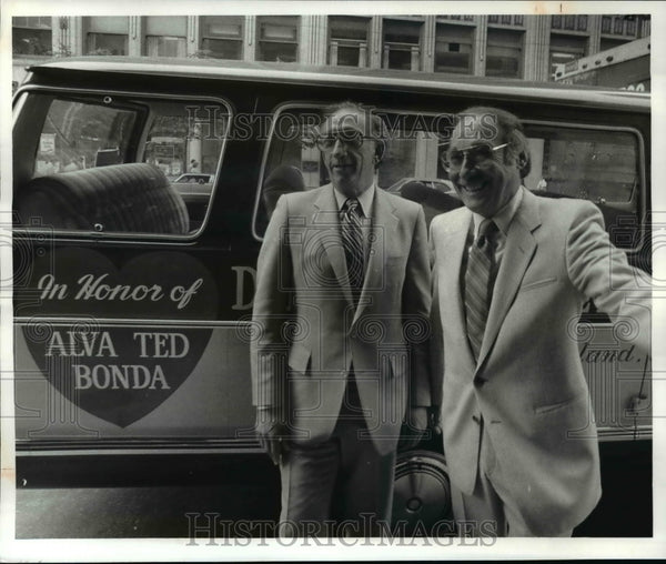 1981 Press Photo Ted Bonda and Harold Karklin in front of bus - cvb570 ...