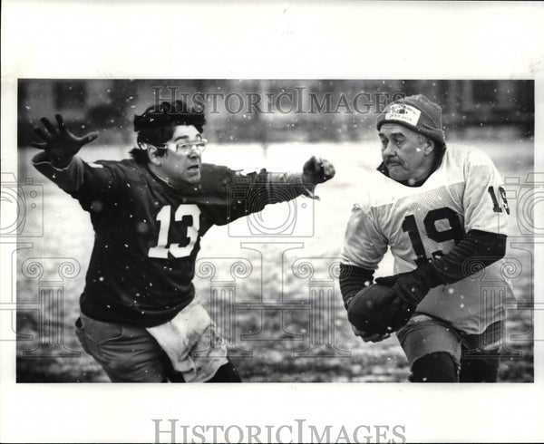 1986 Press Photo David Borgin and Frank Domanski play touch football ...