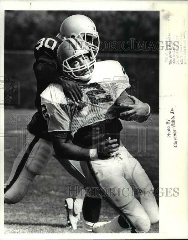 1988 Press Photo Tim Manoa is tackled by #30, Thane Gash during goal l ...