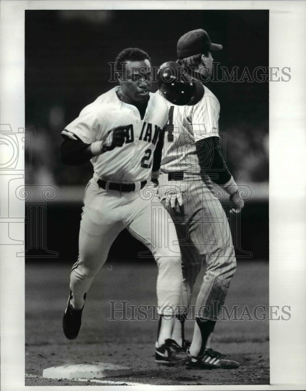 1988 Press Photo Indians Mel Hall hat flies off as he singles to first ...