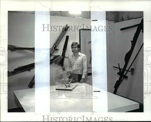 1986 Press Photo David Herdmann in Art Studio at 12408 Euclid Ave, in ...