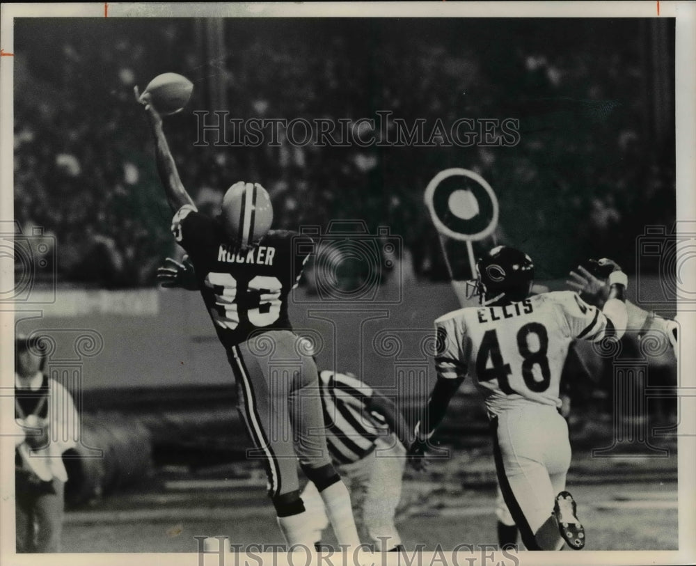 1977 Press Photo Reggie Rucker, Pursued by Allan Ellis Makes Sensation ...