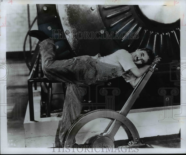 1977 Press Photo Charlie Chaplain in "Modern TImes" - cvb60206 ...