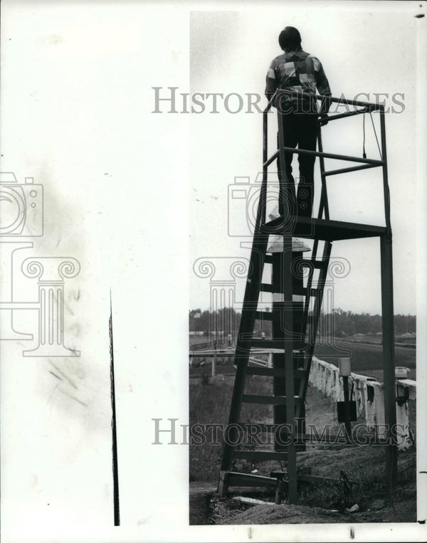 Press Photo Starter Buddy Cunningham watches them, they start down bac ...