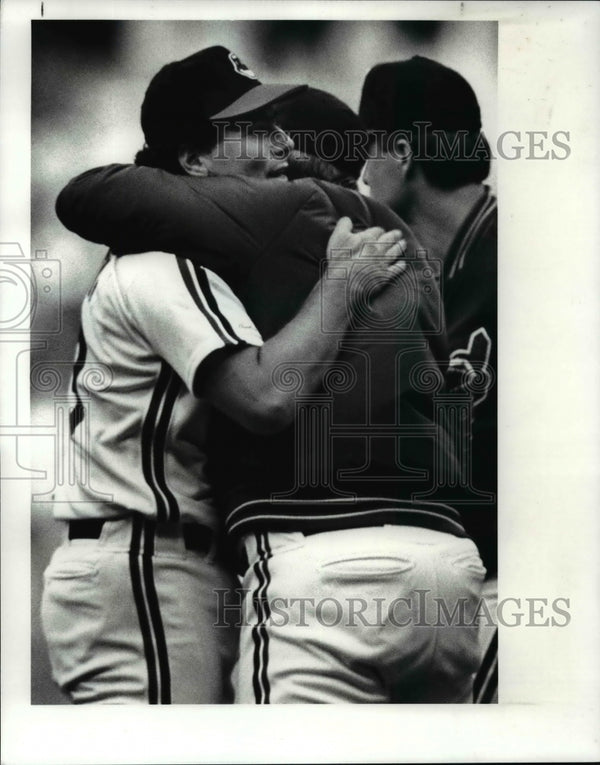 1989 Press Photo Manager Doc Edwards runs out to the field after end o ...