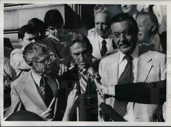 1975 Press Photo Kent State University Civil trial, Defense attorney D ...