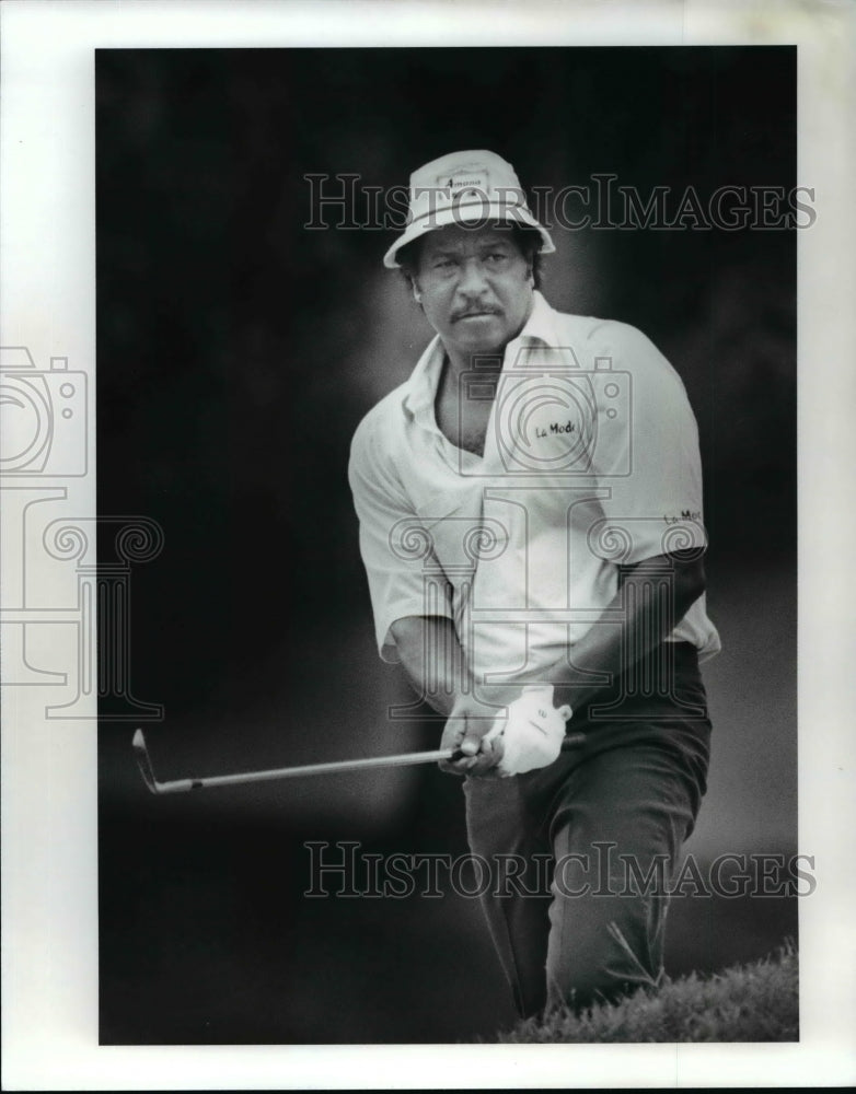 1989 Press Photo Jim Dent watches his sand shot on the 17th hole - cvb ...