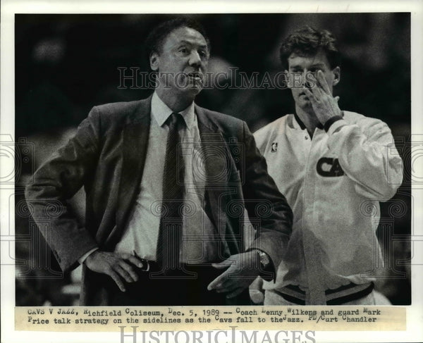 1989 Press Photo Coach Lenny Wilkens and Mark Price Talk Strategy on S ...