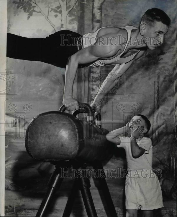 1960 Press Photo Joseph BachÃƒÂ±a performs, while Anthony Milia, 4 wat ...