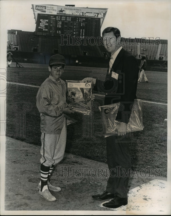 1970 Press Photo Mike Spooner of Rocky River Ohio receives plaque for ...