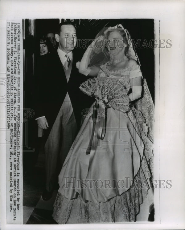 1954 Press Photo Elizabeth Firestone with Father Harvey at Her Wedding ...