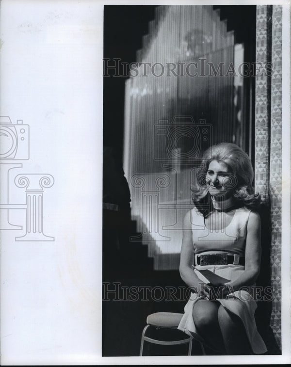 1971 Press Photo Mrs. Max Ratner Sitting by the Double Radiation Taber ...