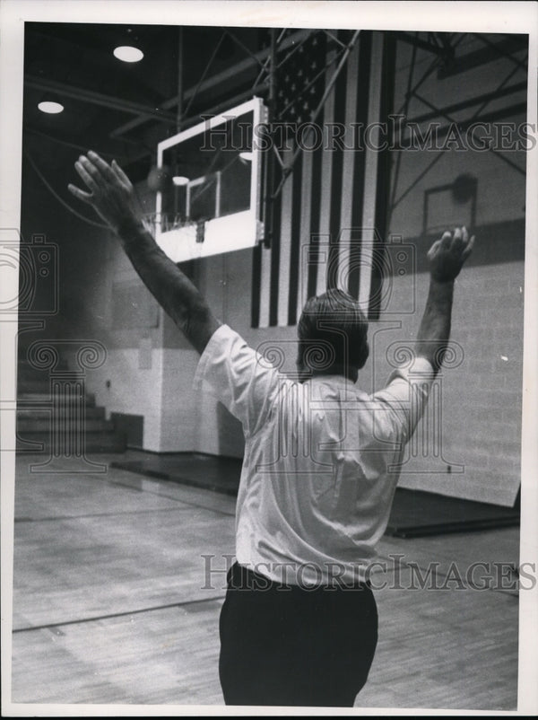 1967 Press Photo Governor James Rhodes makes a basket at Carrollton Hi ...