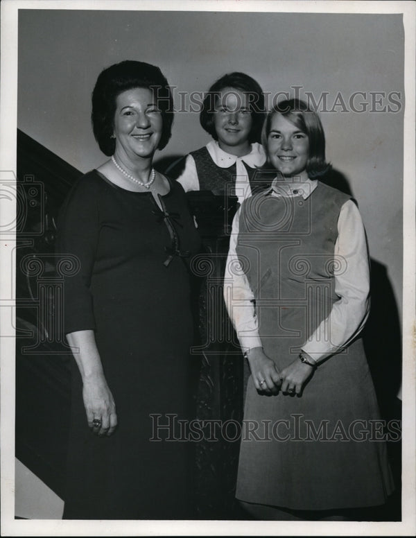 1965 Mrs. James A. Rhodes and daughters, Sharon and Saundra. - Historic ...