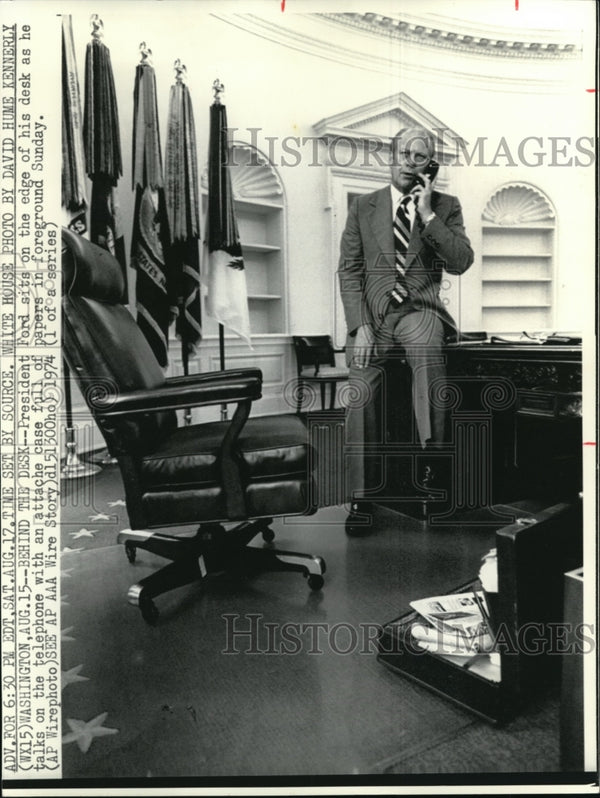 1974 Press Photo Pres. Ford sits on his Desk as He talks on the Phone ...