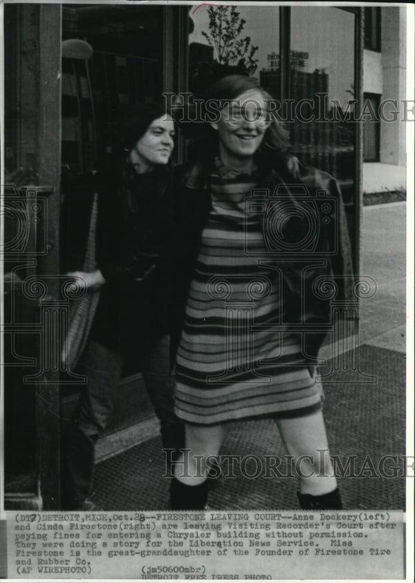 1970 Press Photo Anne Dockery and Cinda Firestone leaving court ...