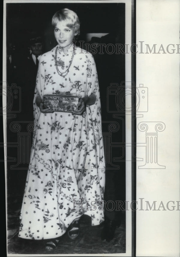 1968 Press Photo Actress Mia Farrow, a spiritual dropout after six wee ...