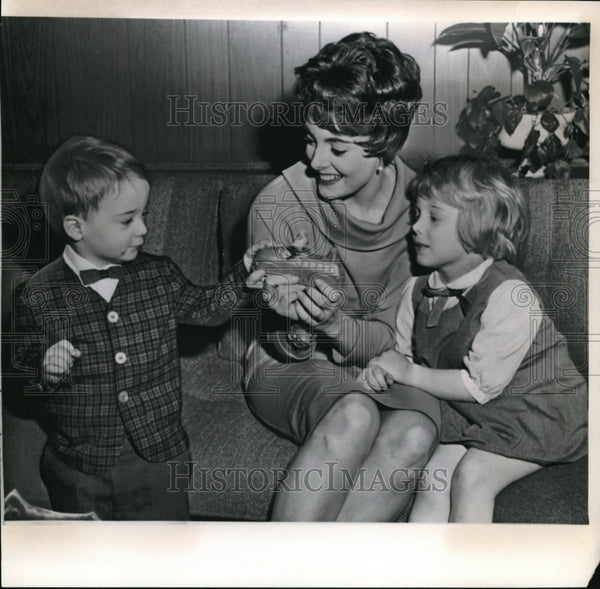 1965 Press Photo Fritz Johnson reaffirm loyalty to former husband Lawr ...