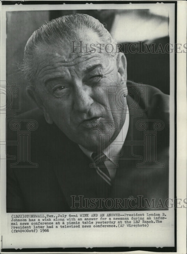 1966 Press Photo President Lyndon Johnson with a wink to a news report ...