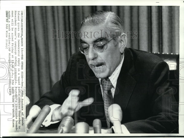 1974 Press Photo Sen. John Pastore of Rhode Island gives the Democrati ...