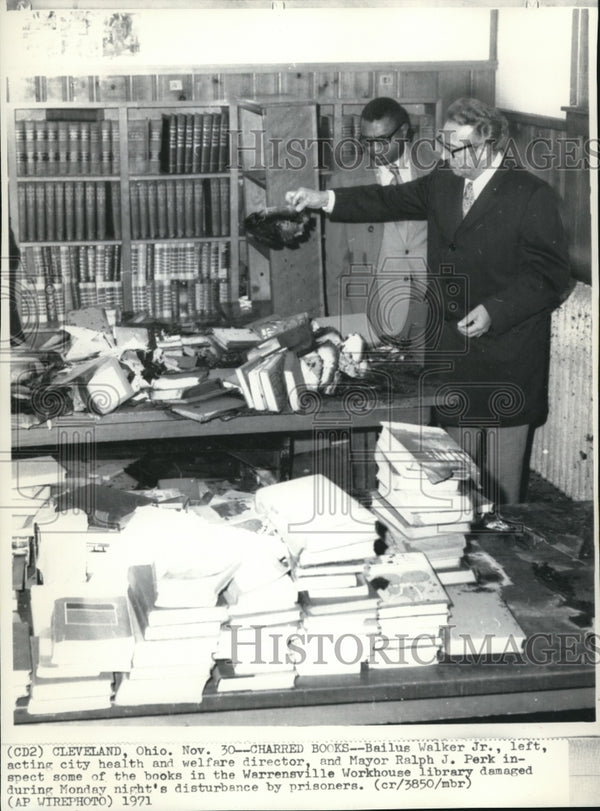 1971 Press Photo Bailus Walker Jr & Mayor Ralph J Perk inspects Warrem ...