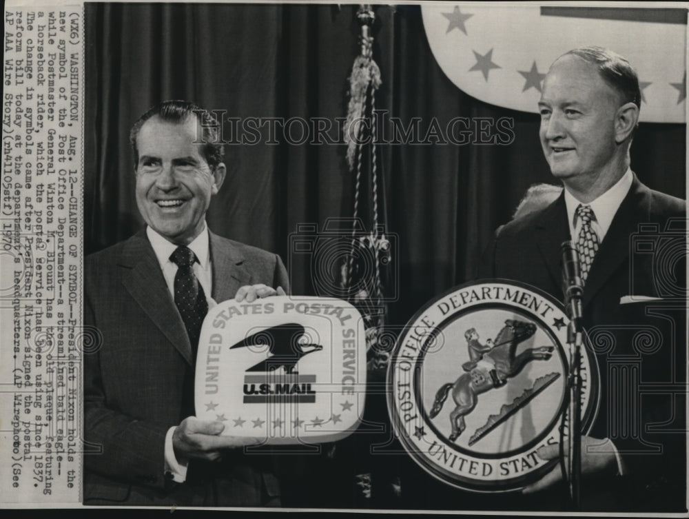 1970 Press Photo President Nixon holds the new symbol of the Post Offi ...