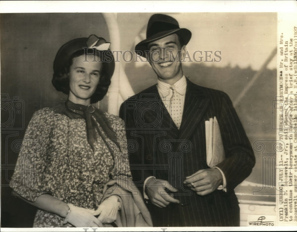 1937 Press Photo Mr. and Mrs. Franklin D. Roosevelt, Jr., sail aboard ...