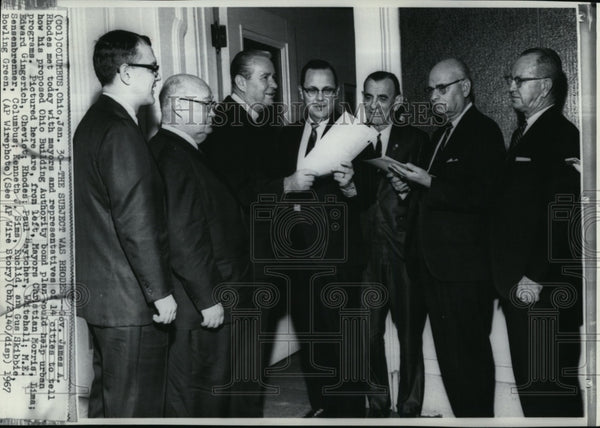 1967 Gov James Rhodes with mayors & representatives of 14 cities ...