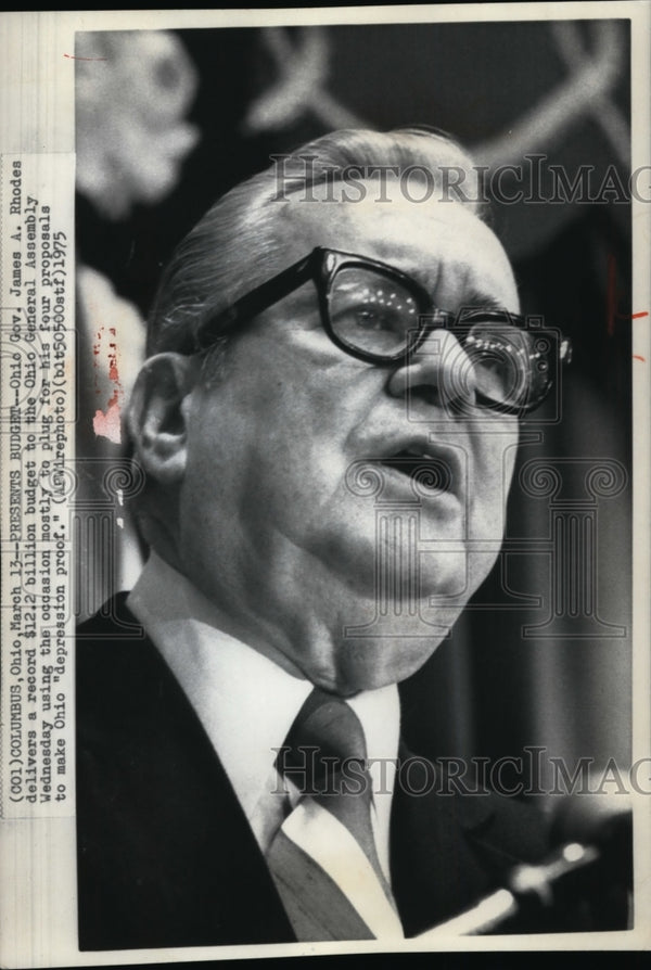 1975 Press Photo Ohio Gov. James A. Rhodes delivers a record billion b ...
