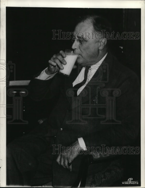 1938 Press Photo Pres. Roosevelt drinking milk - Historic Images