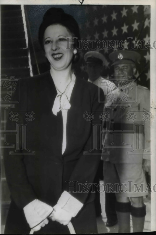 1941 Press Photo Madame Lupescu lands in Bermuda with Carol came separ ...