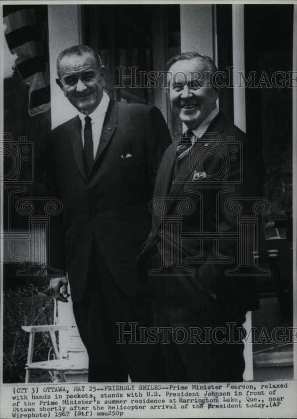 1967 Press Photo Prime Minister Pearson stand with US Pres Johnson ...