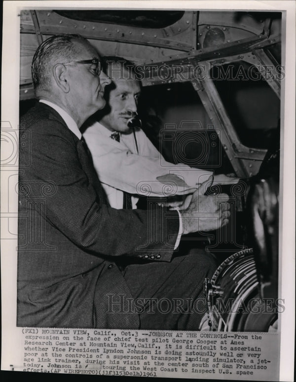 1961 Press Photo Vice President Lyndon Johnson with pilot George Coope ...