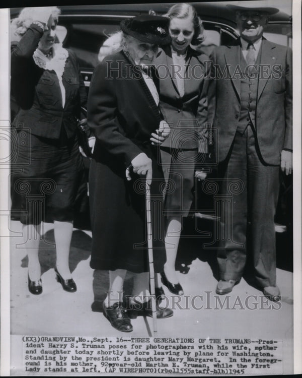 1945 Press Photo President and Mrs. Harry S. Truman with his mother an ...