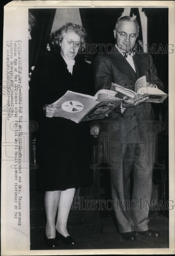 1945 Press Photo President and Mrs. Truman browse through donated book ...