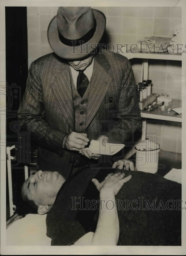 1940 Press Photo Wounded Maurice Smiley being questioned by Sgt Elmer ...