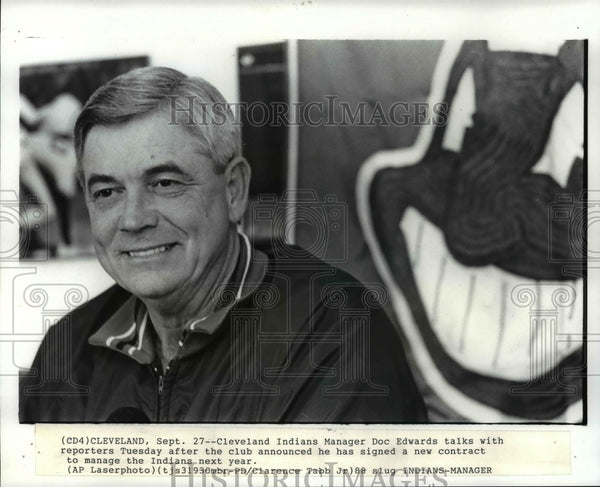 1988 Press Photo Cleveland Indians Manager Doc Edwards talks with repo ...