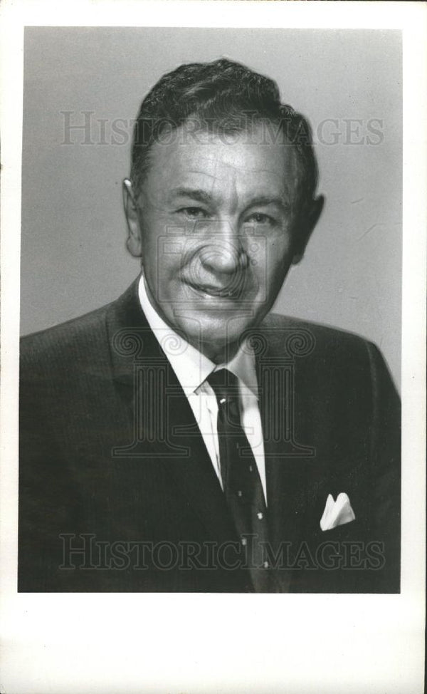 1976 Press Photo Fred Zollner owner Detroit Pistons - Historic Images
