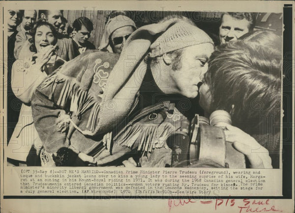1974 Press Photo Pierre Trudeau Margaret Canadian Mania - Historic Images
