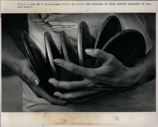 1963 Press Photo Penny Neer Big Hand Discus - Historic Images
