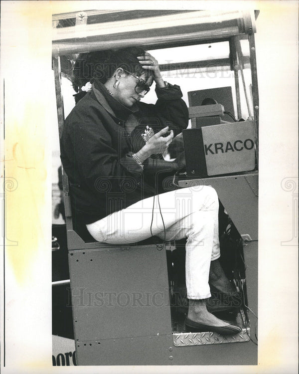 1989 Debi Rahal eyes on stopwatch - Historic Images