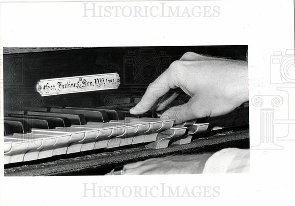 1977 Organ hand of John Courter - Historic Images