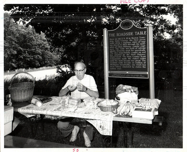 1979, Allan Williams first roadside table - Historic Images