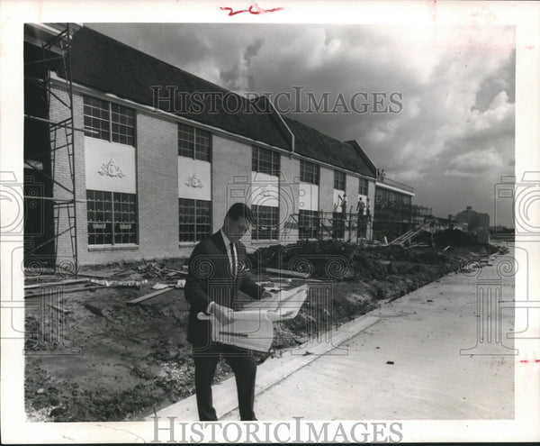 1962 Press Photo Howard Singer Checks Construction on Barclay West Apa ...