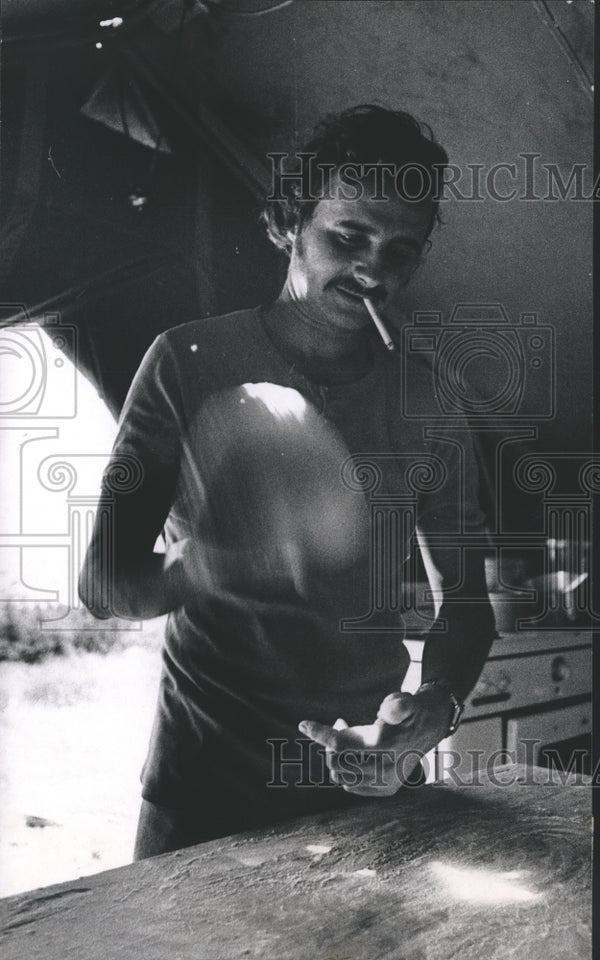 1972 Press Photo Gerard Cappa, Rolls out the Dough & Prepares to Cook ...