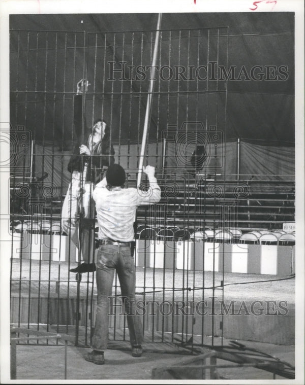 1977 Press Photo Workers Erecting Cat Cages for Circus Vargas Show in ...