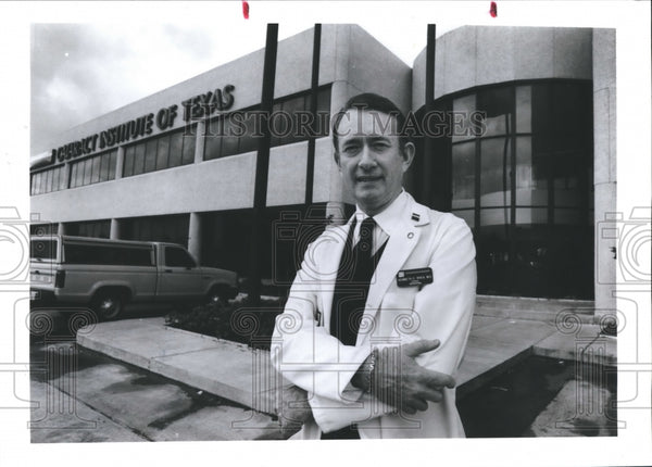 1989 Press Photo Dr. Kenneth Rhea of the Cataract Institute of Texas ...