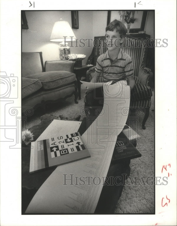 1982 Press Photo Richard Curran and computer printout from Dallas summ ...