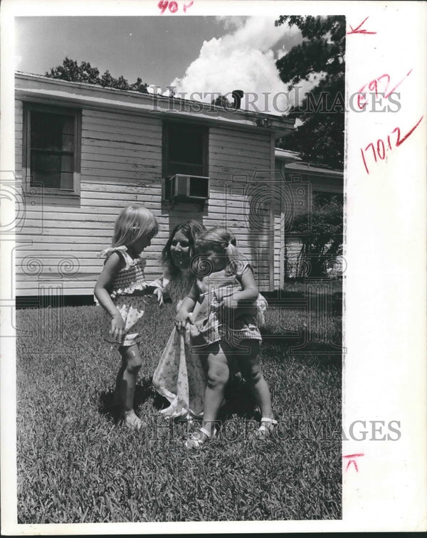 1973 Press Photo Mary & Shannon Schubert & Heather Band Day Care Cente ...
