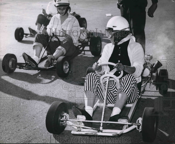 1960 Press Photo Gloria Frost and Mrs. George Newsom on go-carts in Ho ...